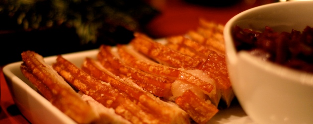 Langtidsstegt flæskesteg med sprød svær, sauce og kartofler ...