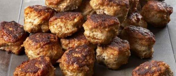 Opskrift på hjemmelavede frikadeller som vor mor lavede dem – med brun ... Opskrift på hjemmelavede frikadeller som vor mor lavede dem – med brun ...